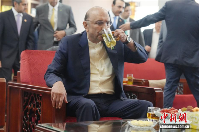 the photo shows pakistani president zardari tasting chinese tea photo ...