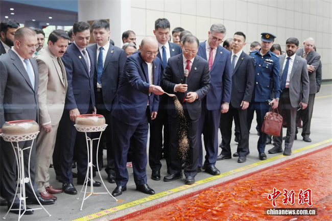 the photo shows pakistani president zardari feeding fish at the no 18 ...
